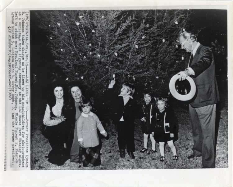 1972 PHOTO FORMER PRESIDENT LYNDON B JOHNSON WITH FAMILY + CHRISTMAS ...
